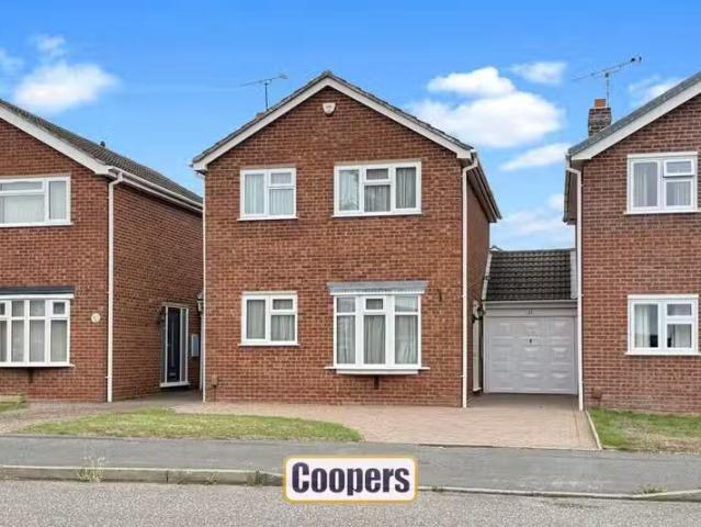 3 bedroom link detached house for rent in Norman Avenue, Walsg.