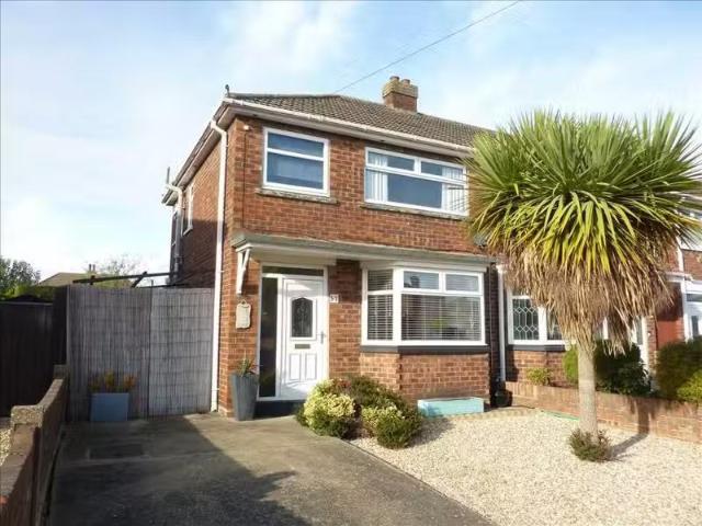 3 bedroom link detached house for rent in Penshurst Road, Clee.