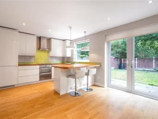3 bedroom link detached house for rent in Pipers Green, Hall G.