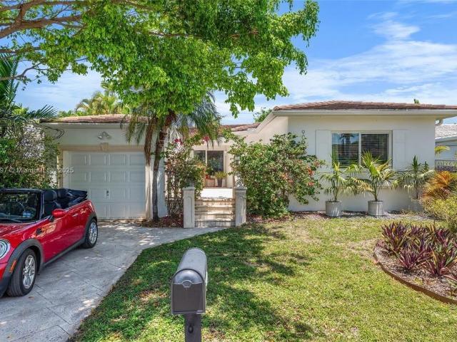 3 bedroom luxury House for sale in Surfside, Florida