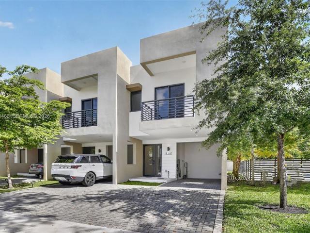 3 bedroom luxury Townhouse for sale in Dania Beach, Florida