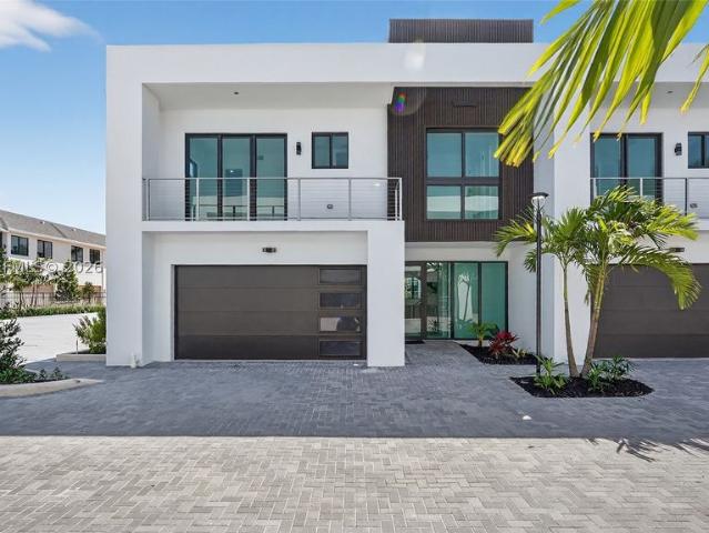3 bedroom luxury Townhouse for sale in Dania Beach, Florida