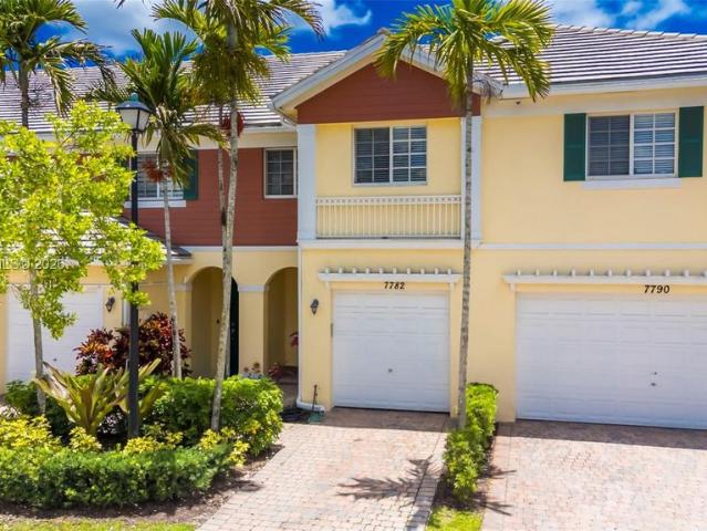 3 bedroom luxury Townhouse for sale in Davie, Florida