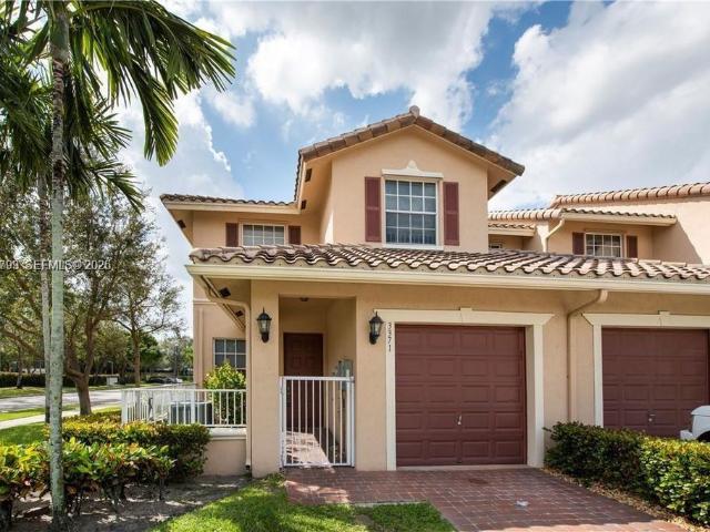 3 bedroom luxury Townhouse for sale in Davie, Florida