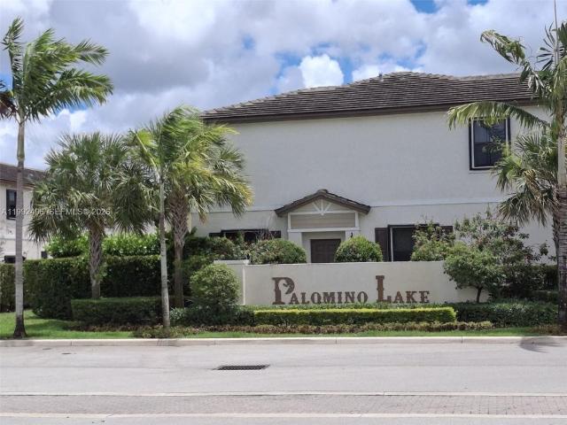 3 bedroom luxury Townhouse for sale in Davie, Florida