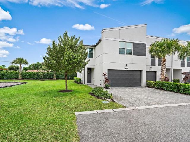 3 bedroom luxury Townhouse for sale in Mangonia Park, United States