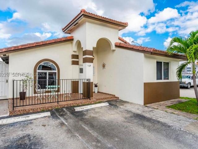 3 bedroom luxury Townhouse for rent in Hialeah, Florida