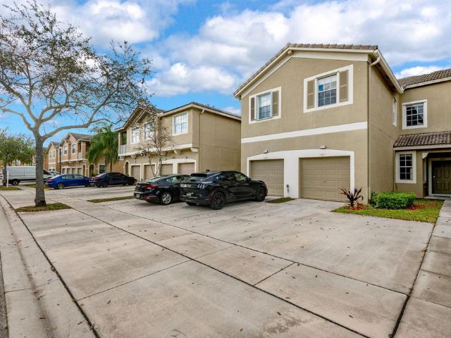 3 bedroom luxury Townhouse for rent in Miramar, Florida