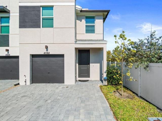 3 bedroom luxury Townhouse for rent in Palm Springs, Florida