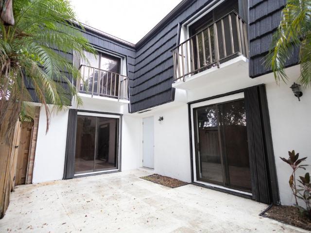 3 bedroom luxury Townhouse for rent in Palm Springs, Florida