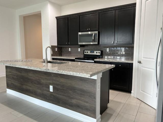 3 bedroom luxury Townhouse for rent in Pembroke Pines, Florida