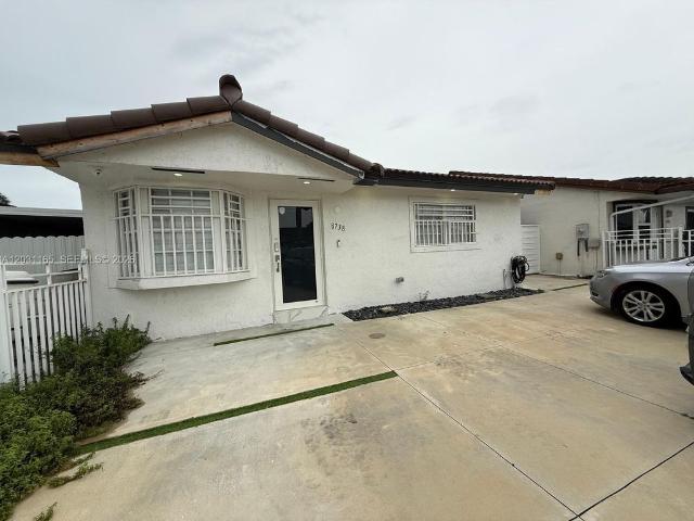 3 bedroom luxury Villa for rent in Hialeah Gardens, Florida