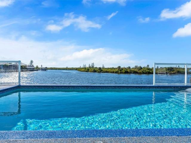 3 bedroom luxury Villa for sale in Cape Coral, Florida