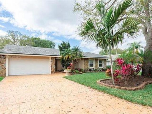3 bedroom luxury Villa for sale in Coral Springs, Florida