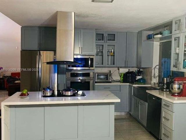 3 bedroom luxury Villa for sale in Hialeah, Florida