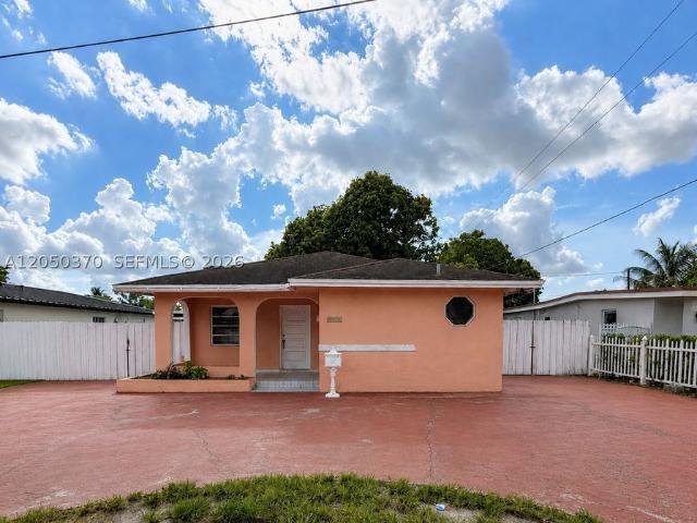 3 bedroom luxury Villa for sale in Hialeah, Florida