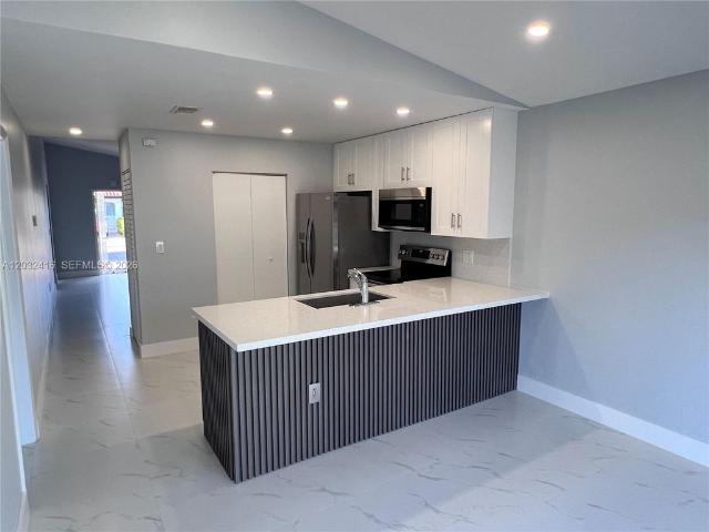 3 bedroom luxury Villa for sale in Hialeah, Florida