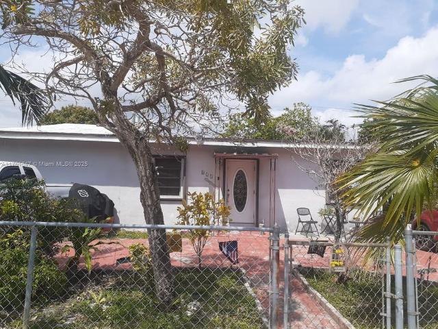 3 bedroom luxury Villa for sale in Hialeah, Florida