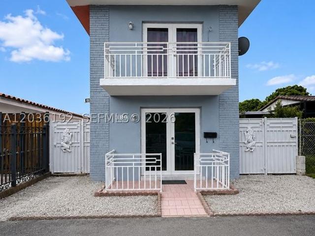 3 bedroom luxury Villa for sale in Hialeah, Florida
