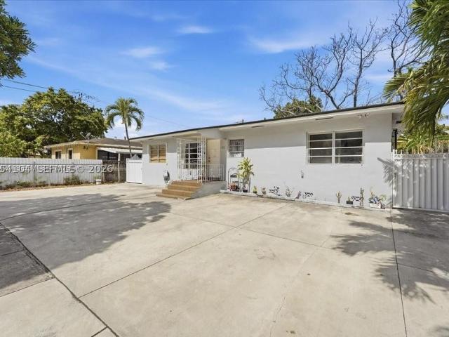 3 bedroom luxury Villa for sale in Hialeah, Florida