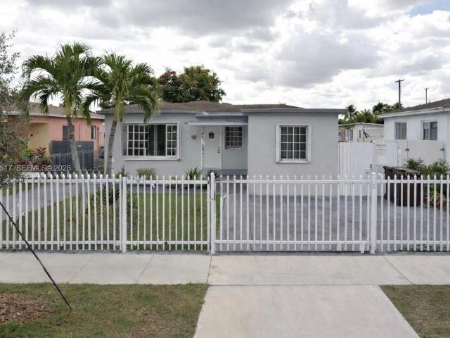 3 bedroom luxury Villa for sale in Hialeah, Florida