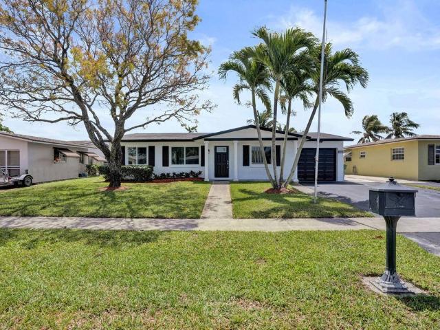 3 bedroom luxury Villa for sale in Pembroke Pines, Florida