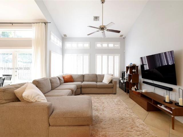 3 bedroom luxury Villa for sale in Plantation, Florida