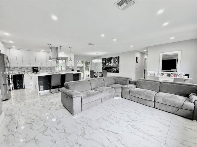 3 bedroom luxury Villa for sale in Plantation, Florida