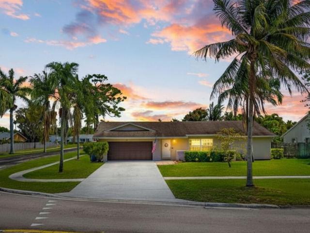 3 bedroom luxury Villa for sale in Royal Palm Beach, Florida