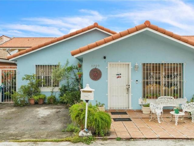 3 bedroom luxury Villa for sale in Sweetwater, Florida