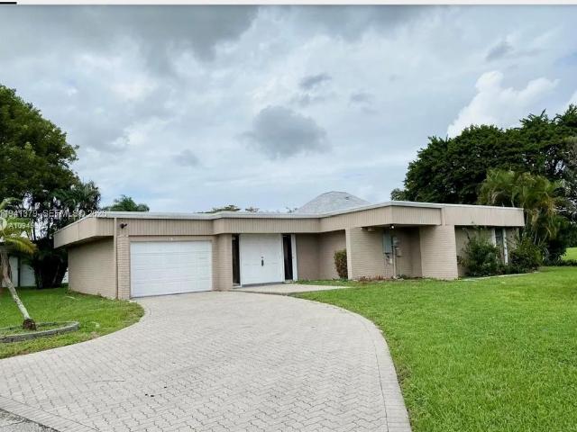 3 bedroom luxury Villa for sale in Tamarac, Florida