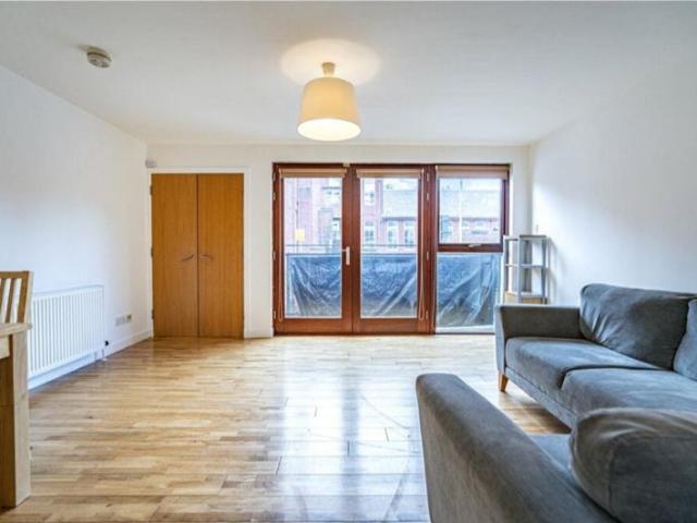 3 bedroom modern flat available