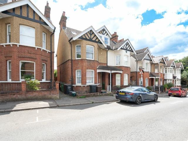 3 Bedroom maisonette to let in Britton Avenue, St. Albans, Hertfordshire, AL3