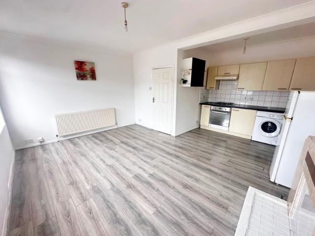 3 Bedroom Maisonette to Rent in EN3