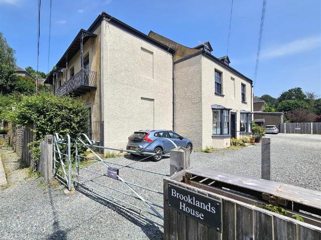 3 bedroom maisonette for sale
