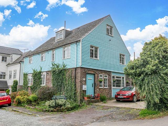 3 bedroom maisonette for sale