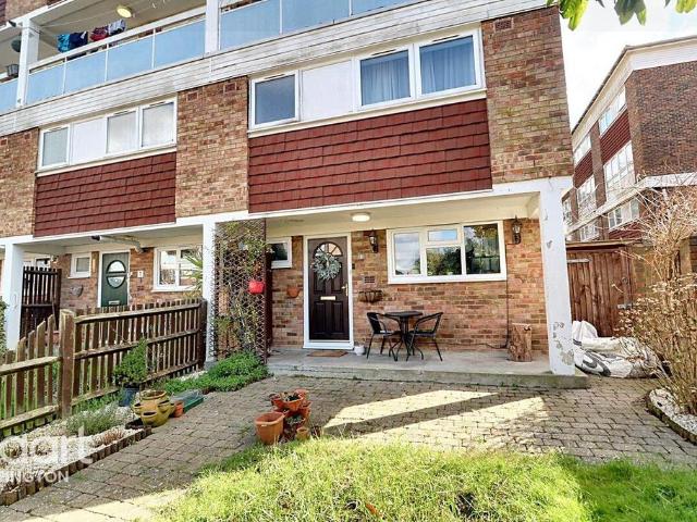 3 bedroom maisonette for sale