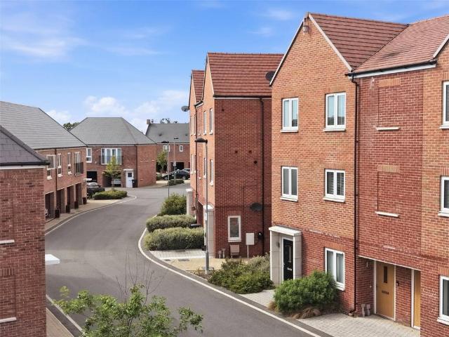 3 bedroom maisonette for sale