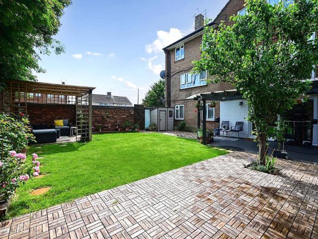 3 bedroom maisonette for sale