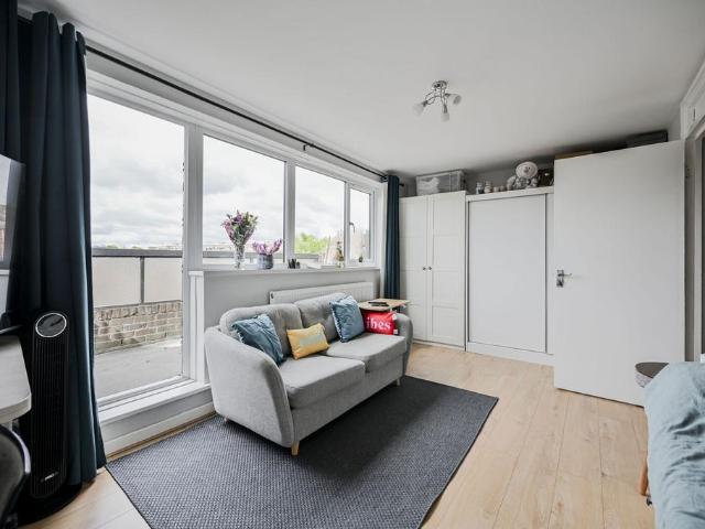 3 bedroom maisonette for sale