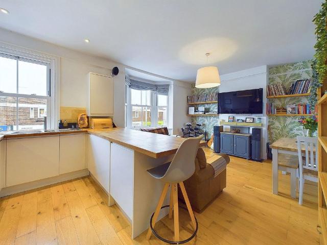 3 bedroom maisonette for sale