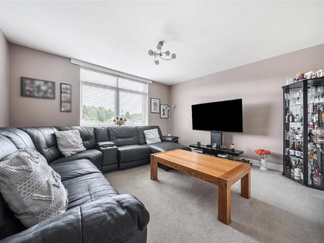 3 bedroom maisonette for sale