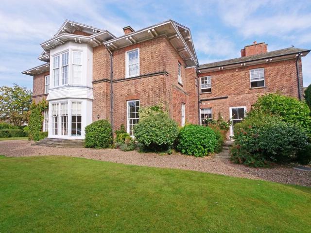 3 bedroom maisonette for sale