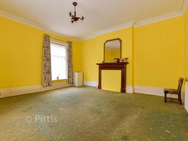 3 bedroom maisonette for sale