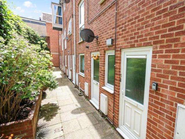 3 bedroom flat for sale