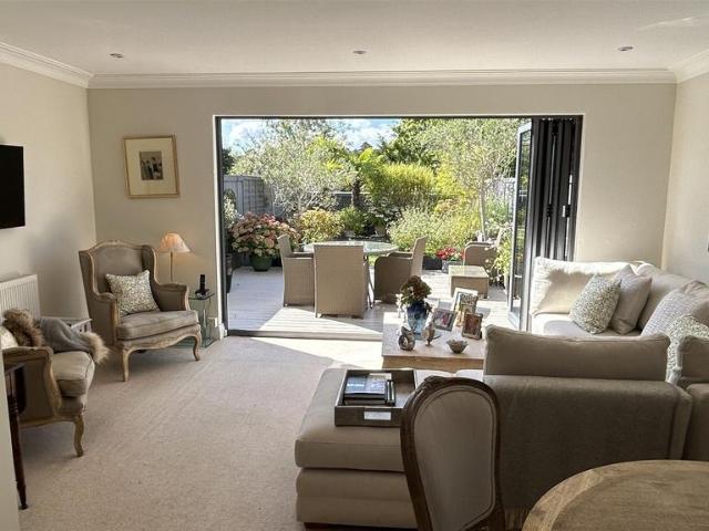 3 bedroom maisonette for sale