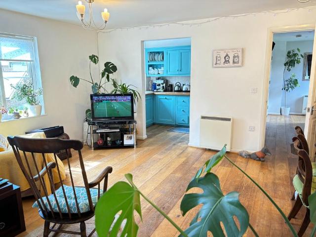 3 bedroom maisonette for sale