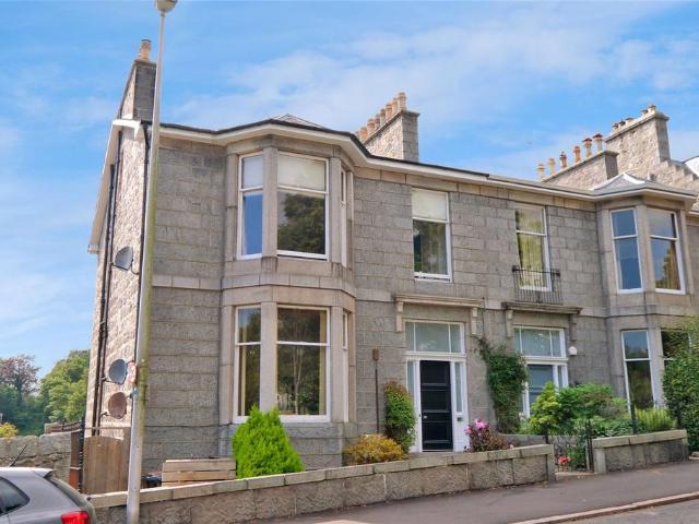 3 bedroom maisonette for sale