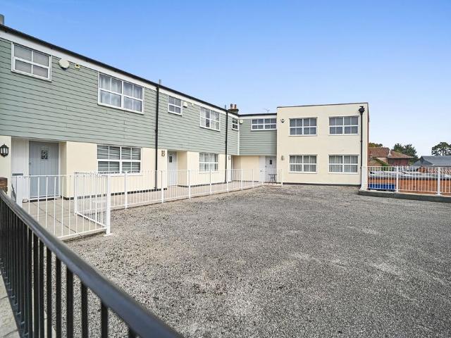 3 bedroom maisonette for sale