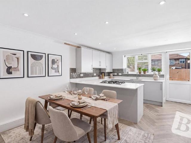 3 bedroom maisonette for sale